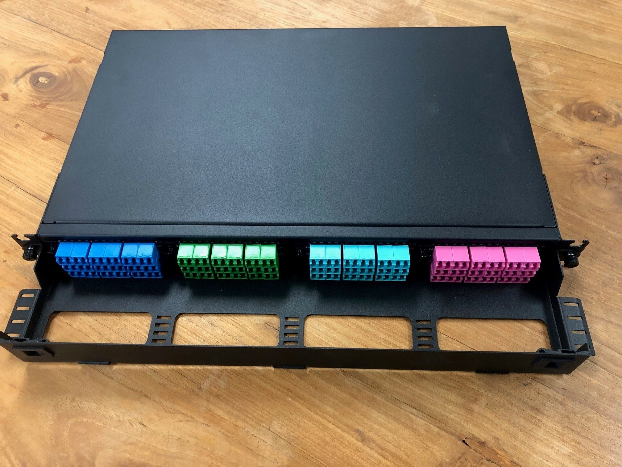 Ultra high density fiber optic panelen - Electronics & Telematics (E&T)